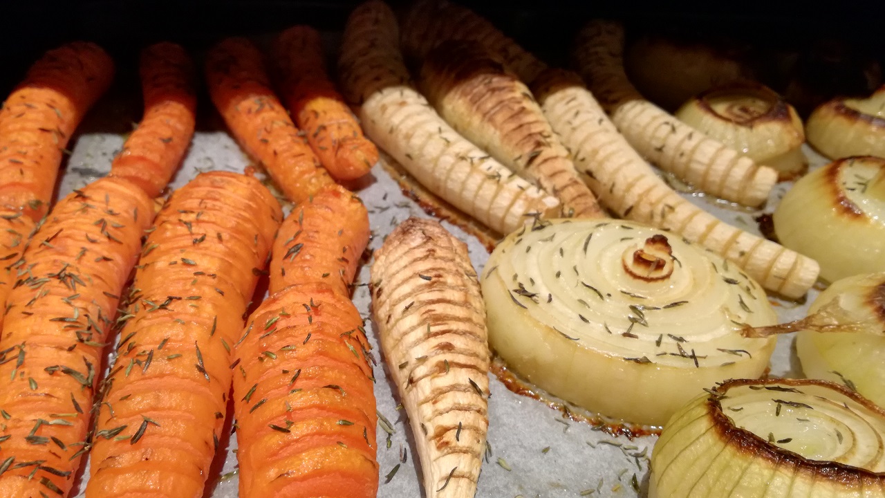 Hasselback rodfrugter og løg i skiver – KonenmedGryden.dk